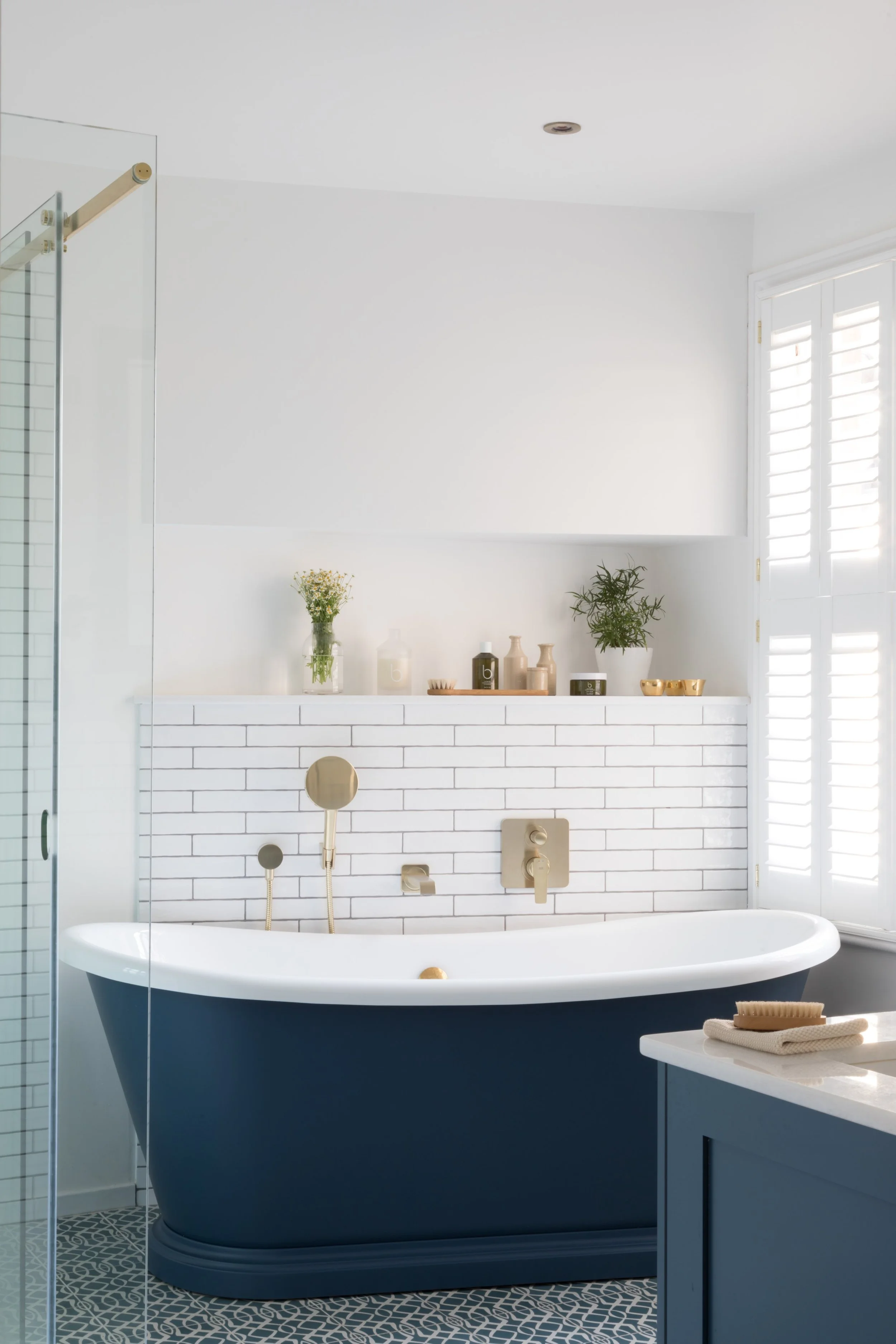 Bathroom Design: Victorian-Inspired Bathroom With Painted Rolltop And ...