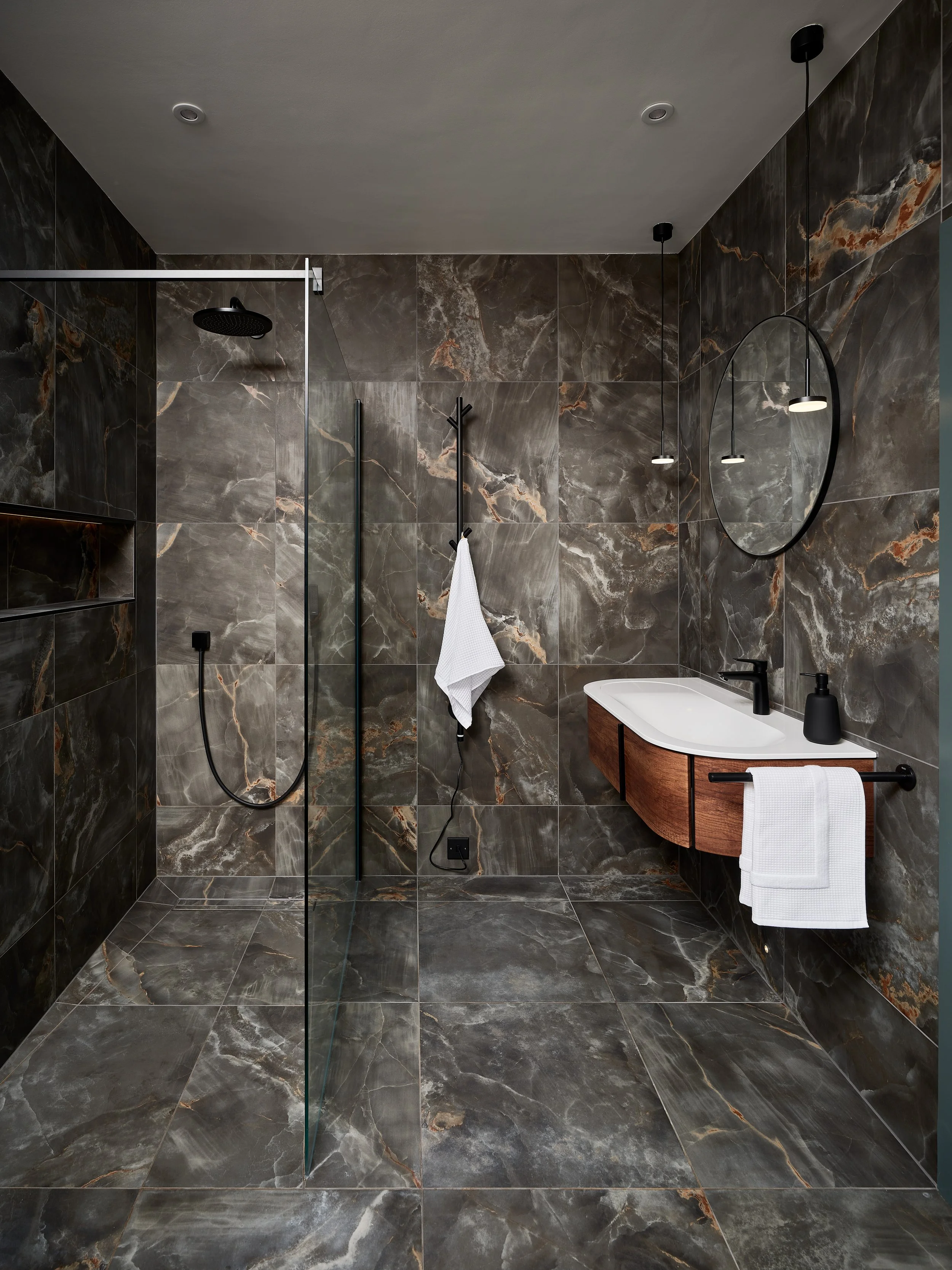 Bathroom Design: Moody Ensuite With Dark Onyx-Effect Tiles And Black ...