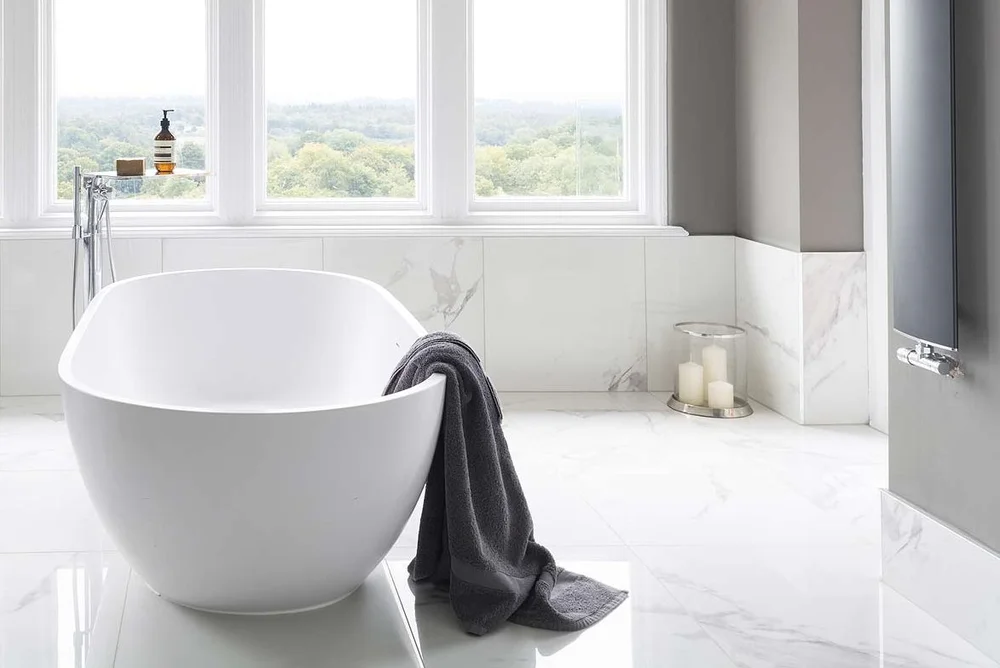 Bathroom Design: Glamorous Ensuite With Freestanding Pebble Bath
