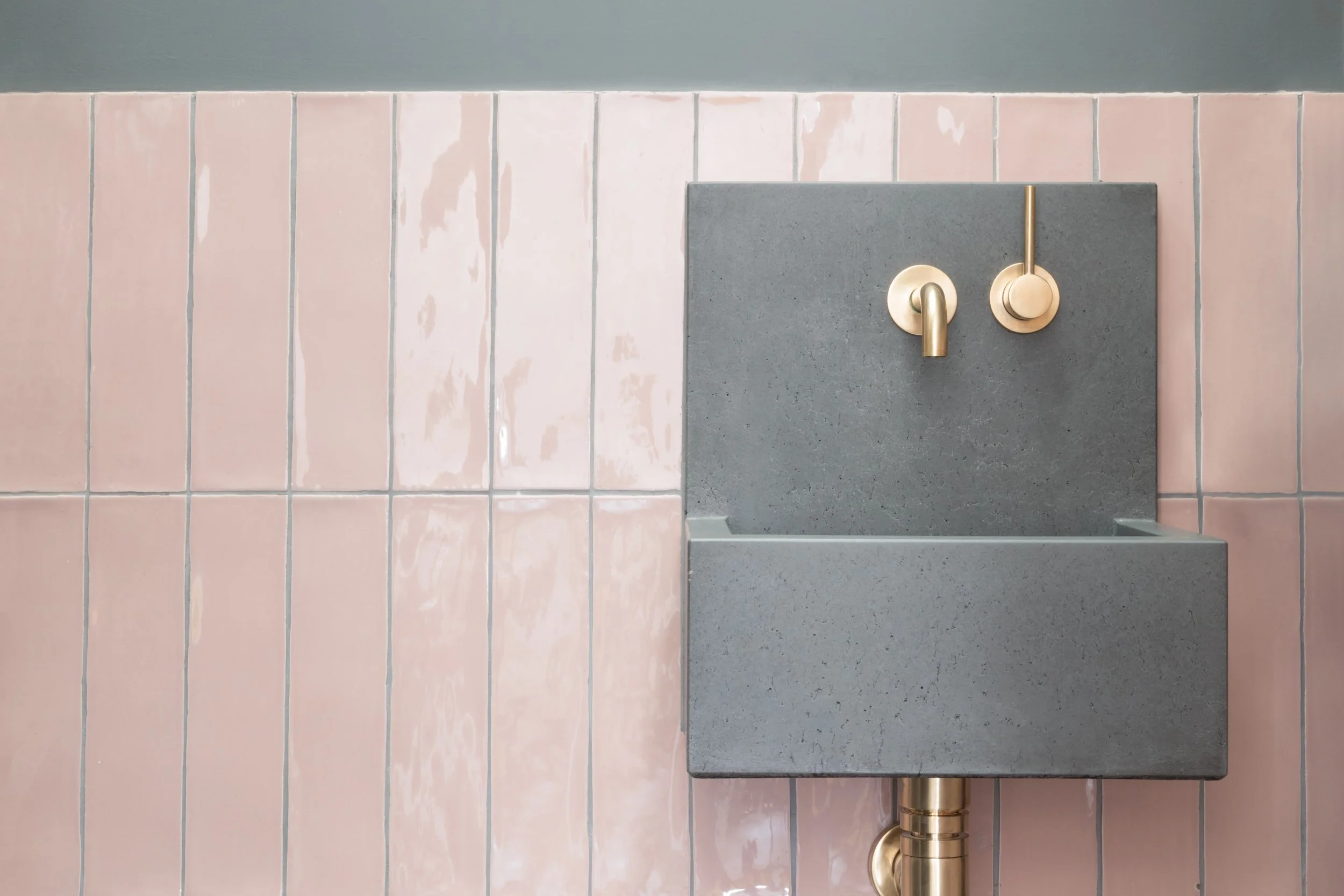 Bathroom Design: Compact Cloakroom with Concrete Basin