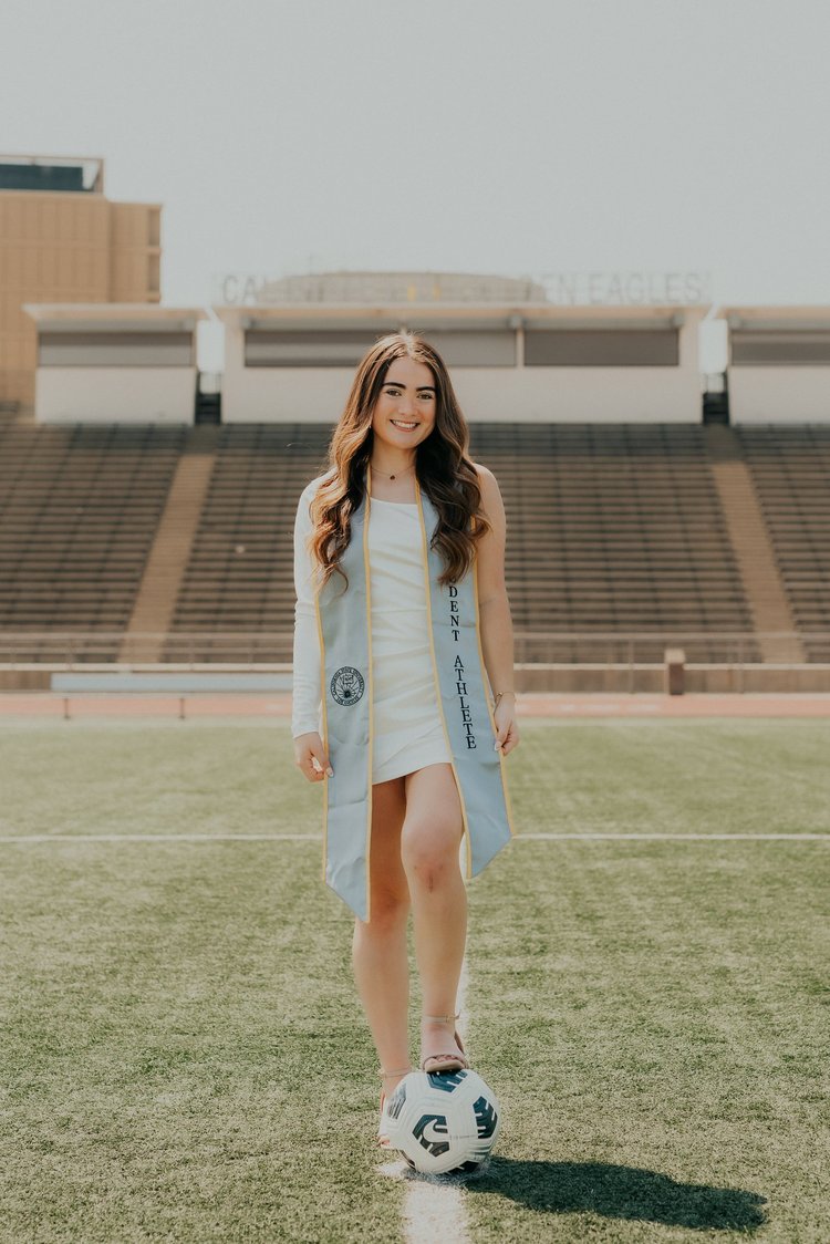 Graduation Portraits: Timeless and Authentic Photography