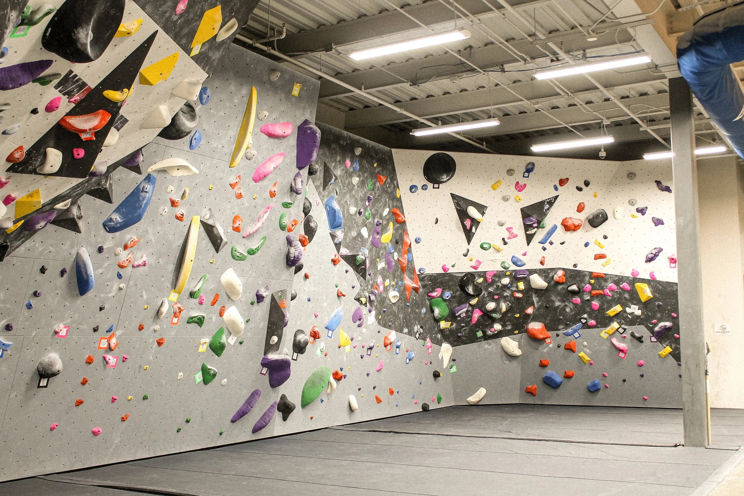Bouldering | Experience Safe Climbing Today — Vertical View