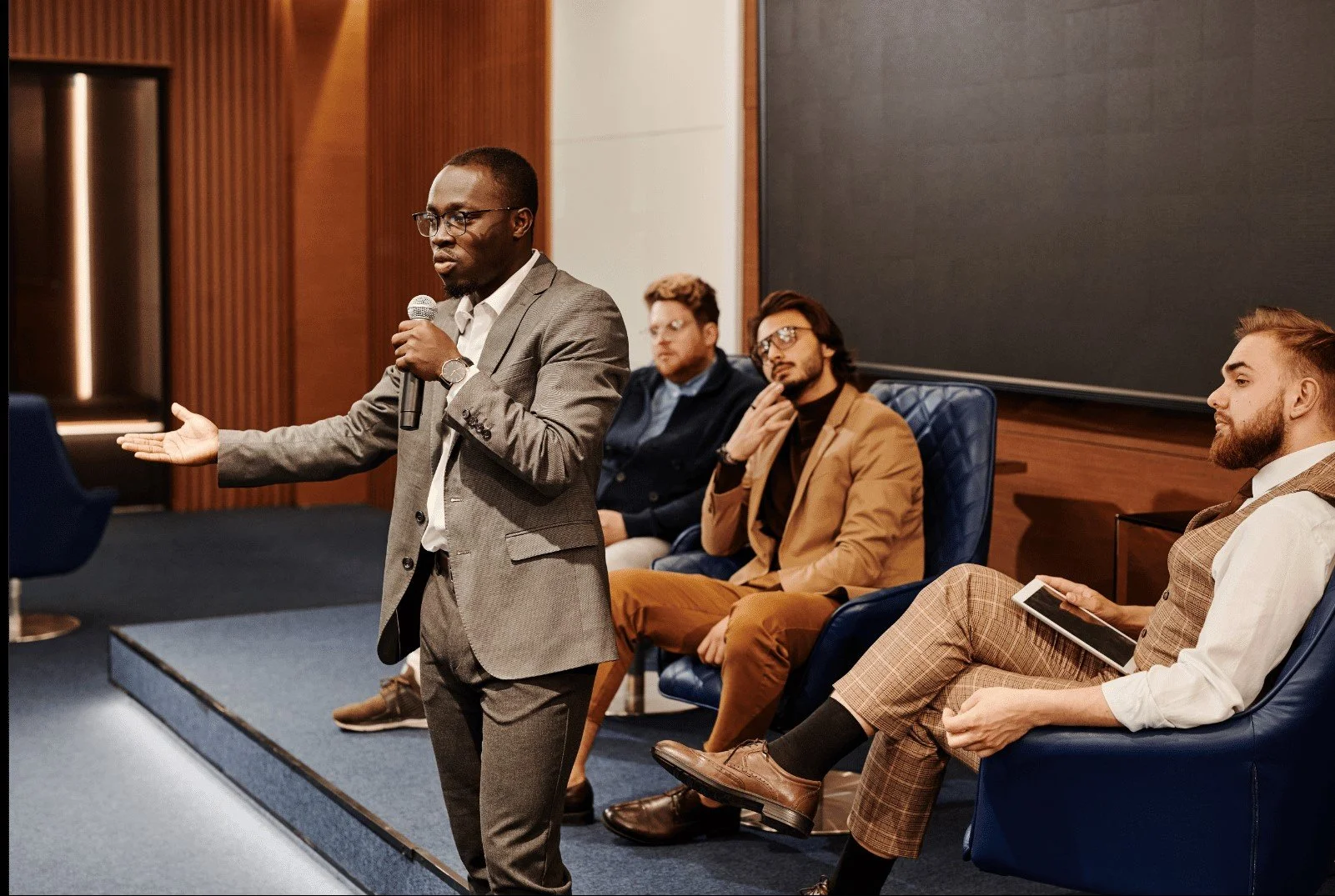 Building Confidence in Public Speaking: 13 Practical Tips