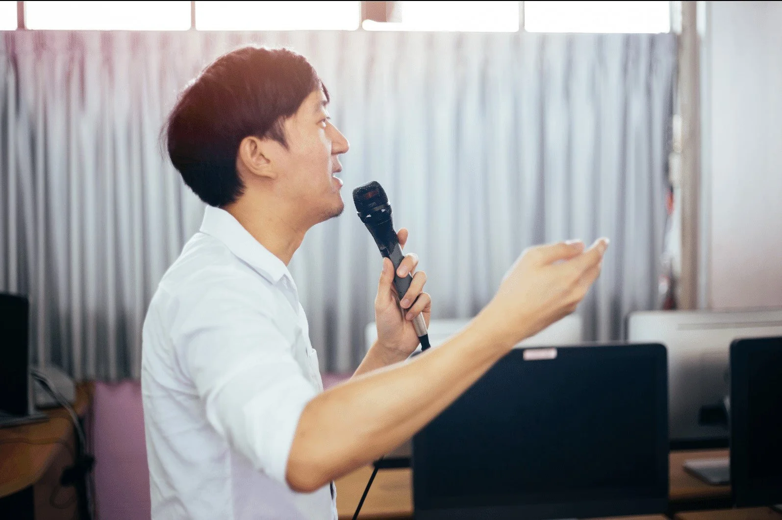 Building Confidence in Public Speaking: 13 Practical Tips