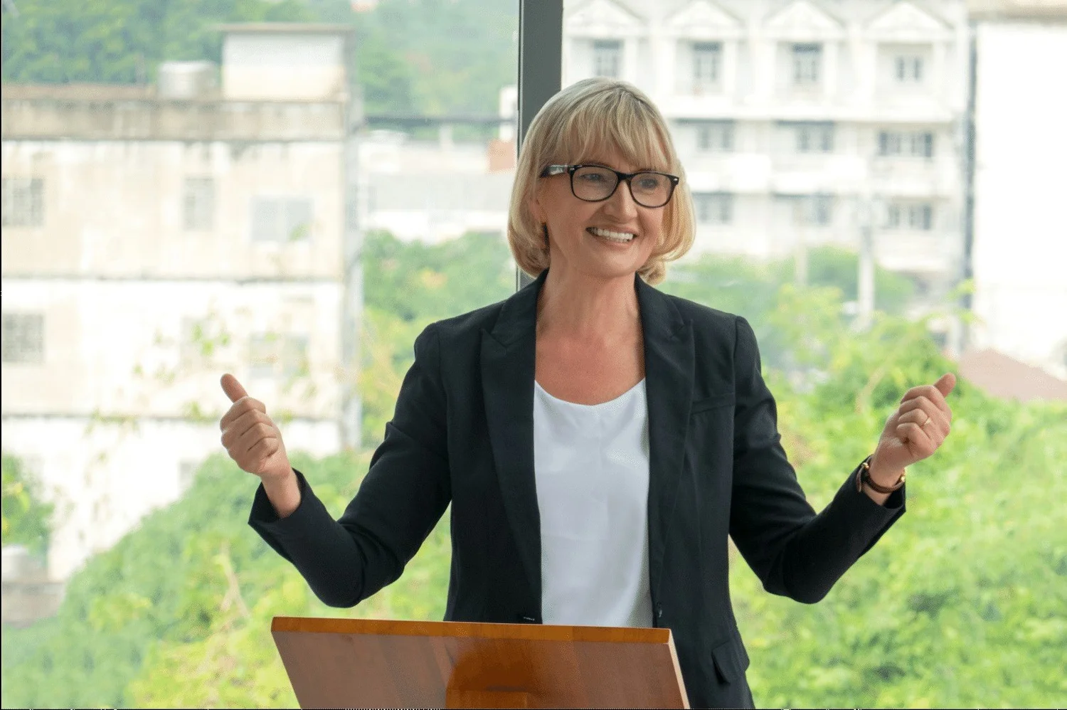 Building Confidence in Public Speaking: 13 Practical Tips