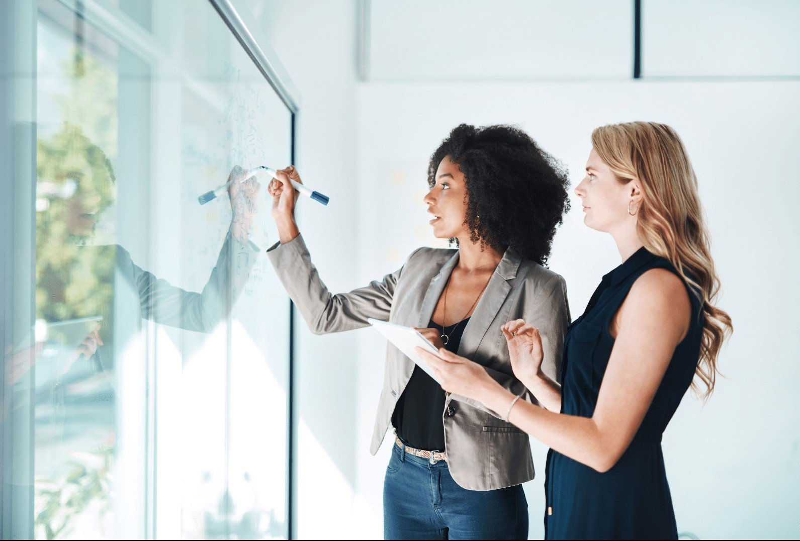 Building Confidence in Public Speaking: 13 Practical Tips