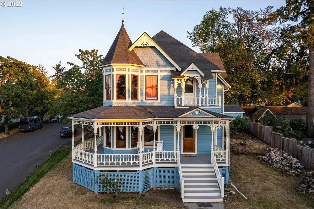 The C.G. Huntley House, 1896 Queen Anne style in Oregon City, Oregon ...