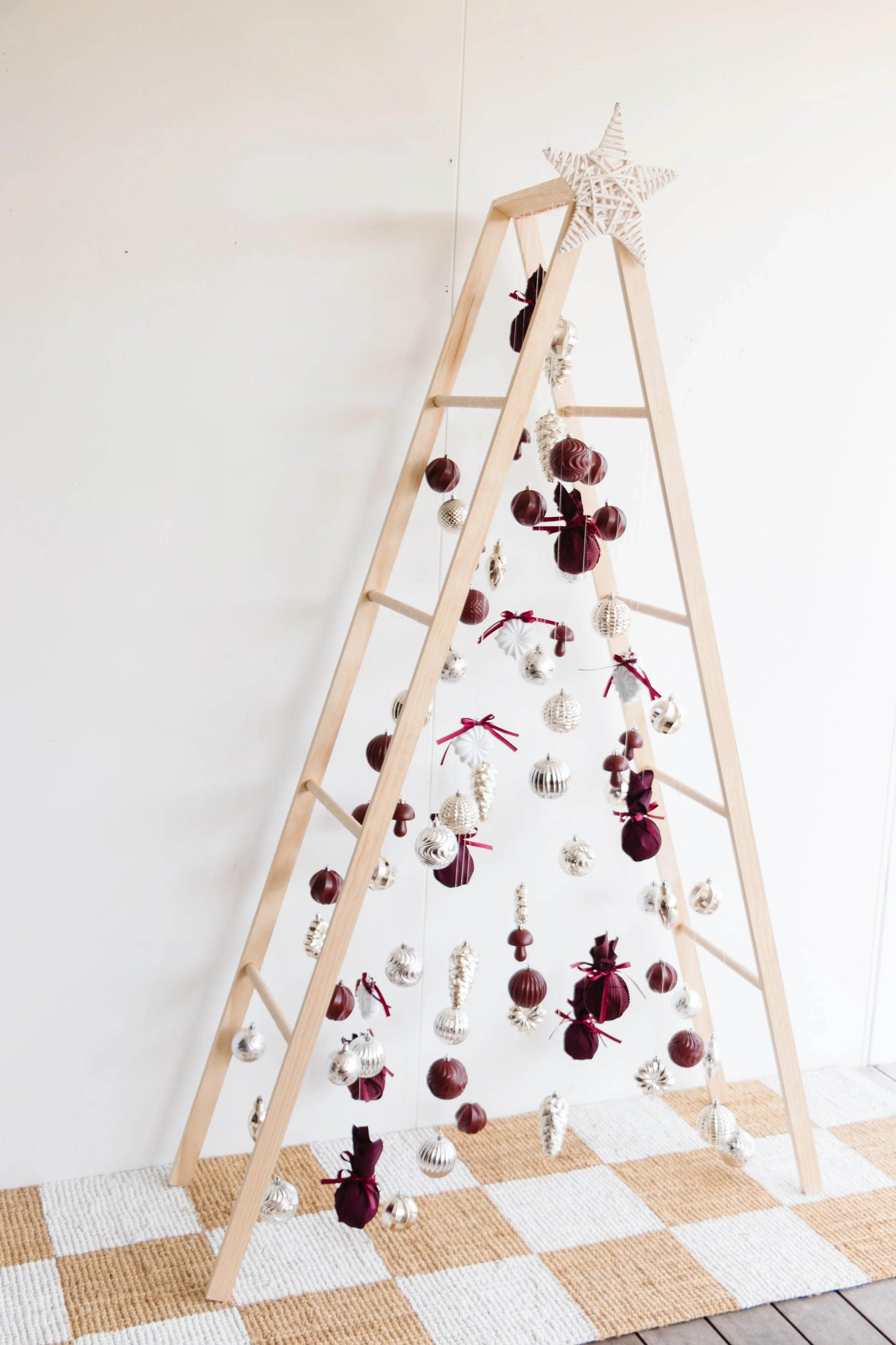 Making A DIY Ladder Christmas Tree — Smor Home