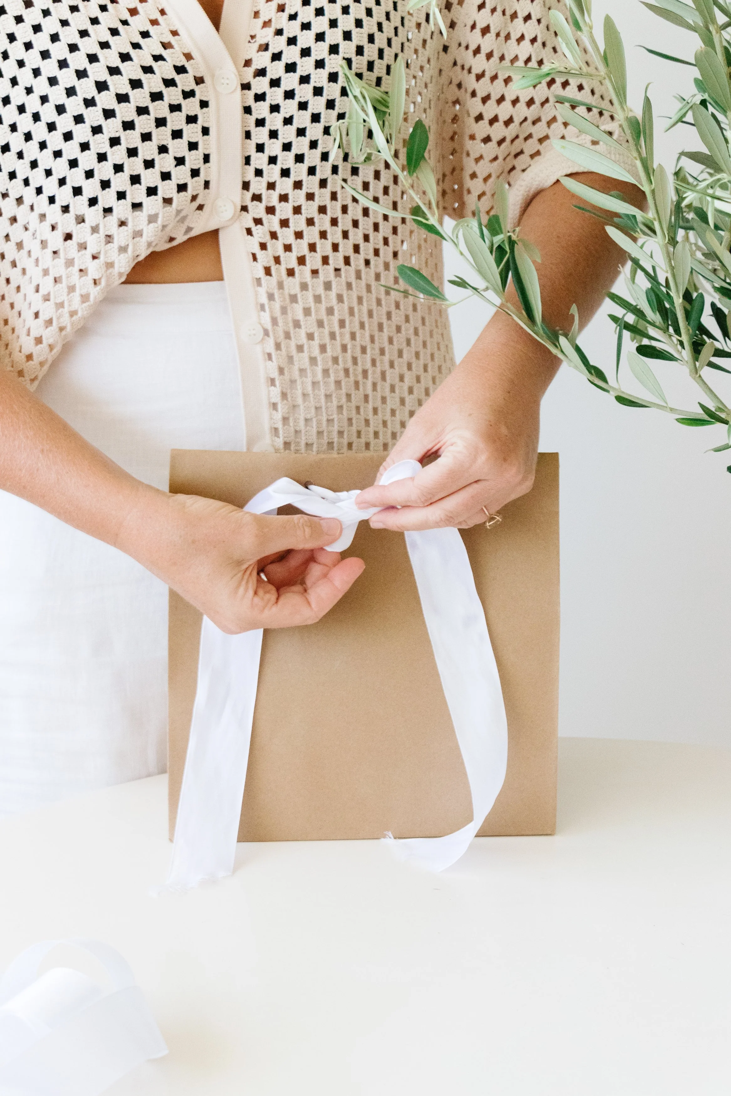 Festive DIY Bow Gift Wrapping — Smor Home