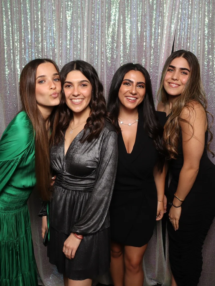 Insta Photobooth Pro | Modern & Classy Photo Booths for Rent