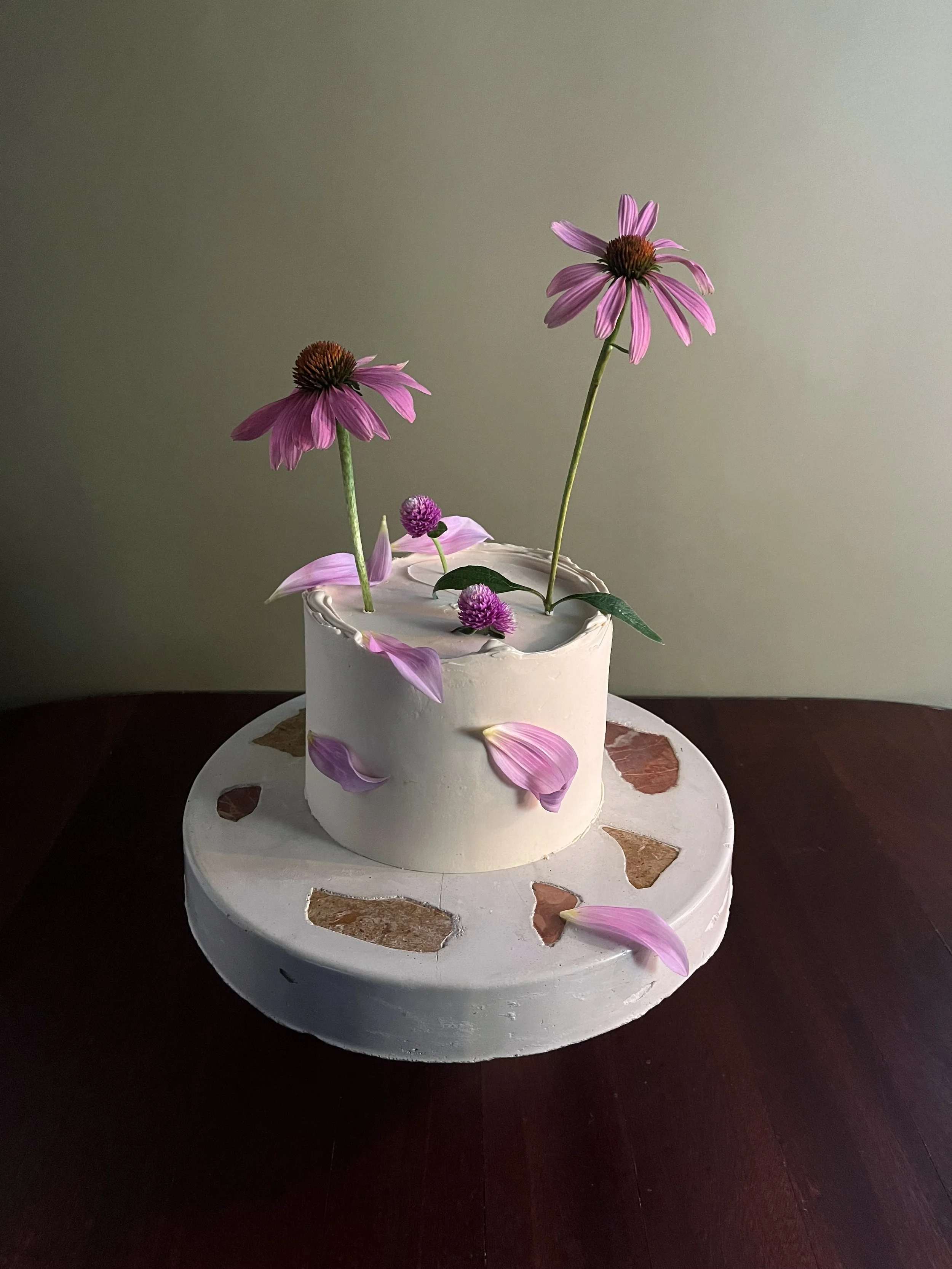 Make your cakes bloom with edible flower cake decorations