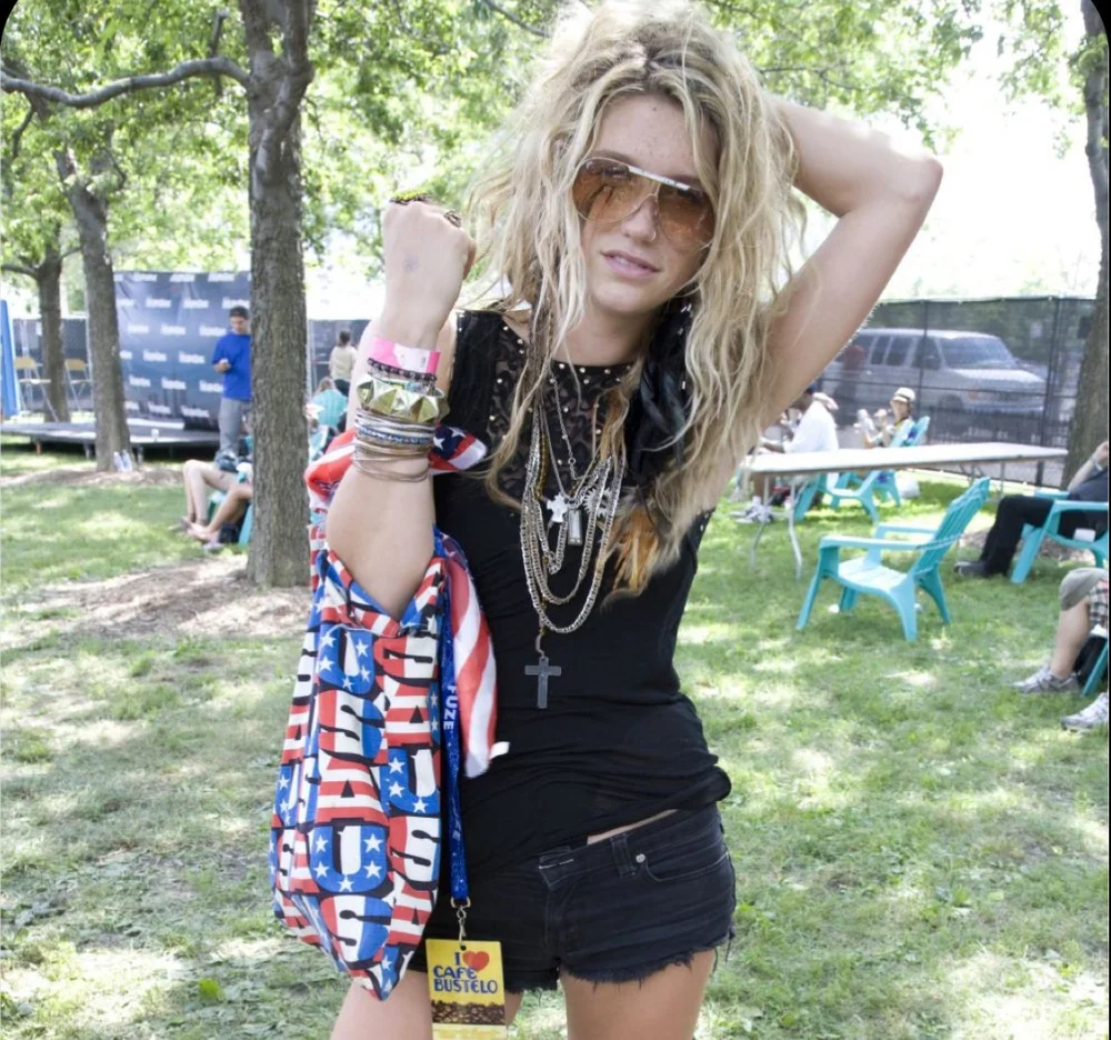 INDIE SLEAZE REVIVAL: A Glance at Some of the Grittiest Looks of the ...