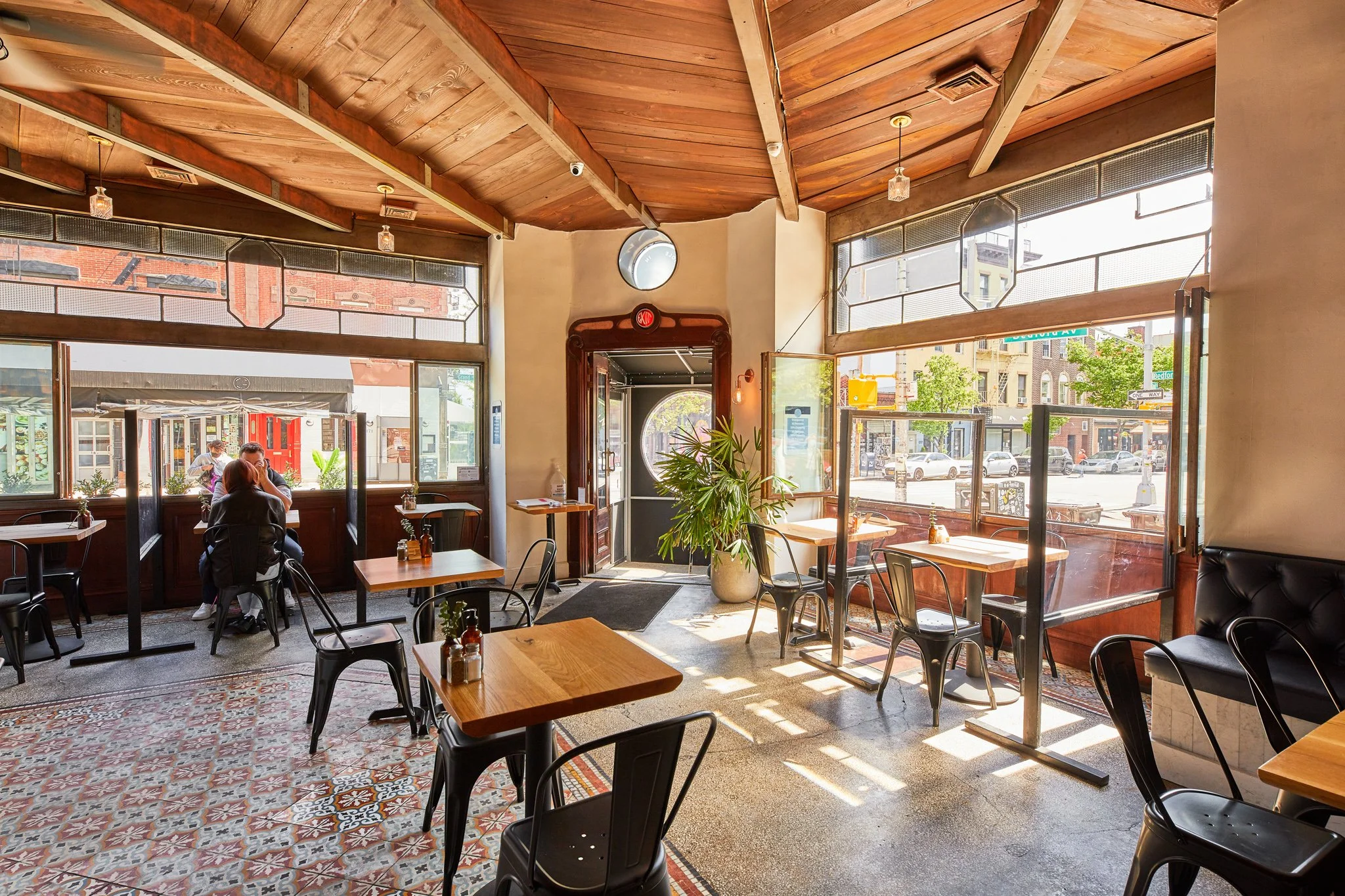 Williamsburg — Hole In The Wall