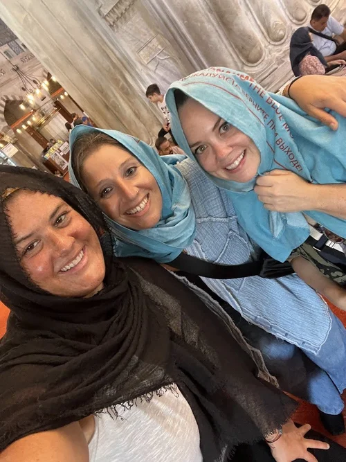 Visiting Mosques in Turkey: Etiquette, Dress Code & Tips — Queen of The ...