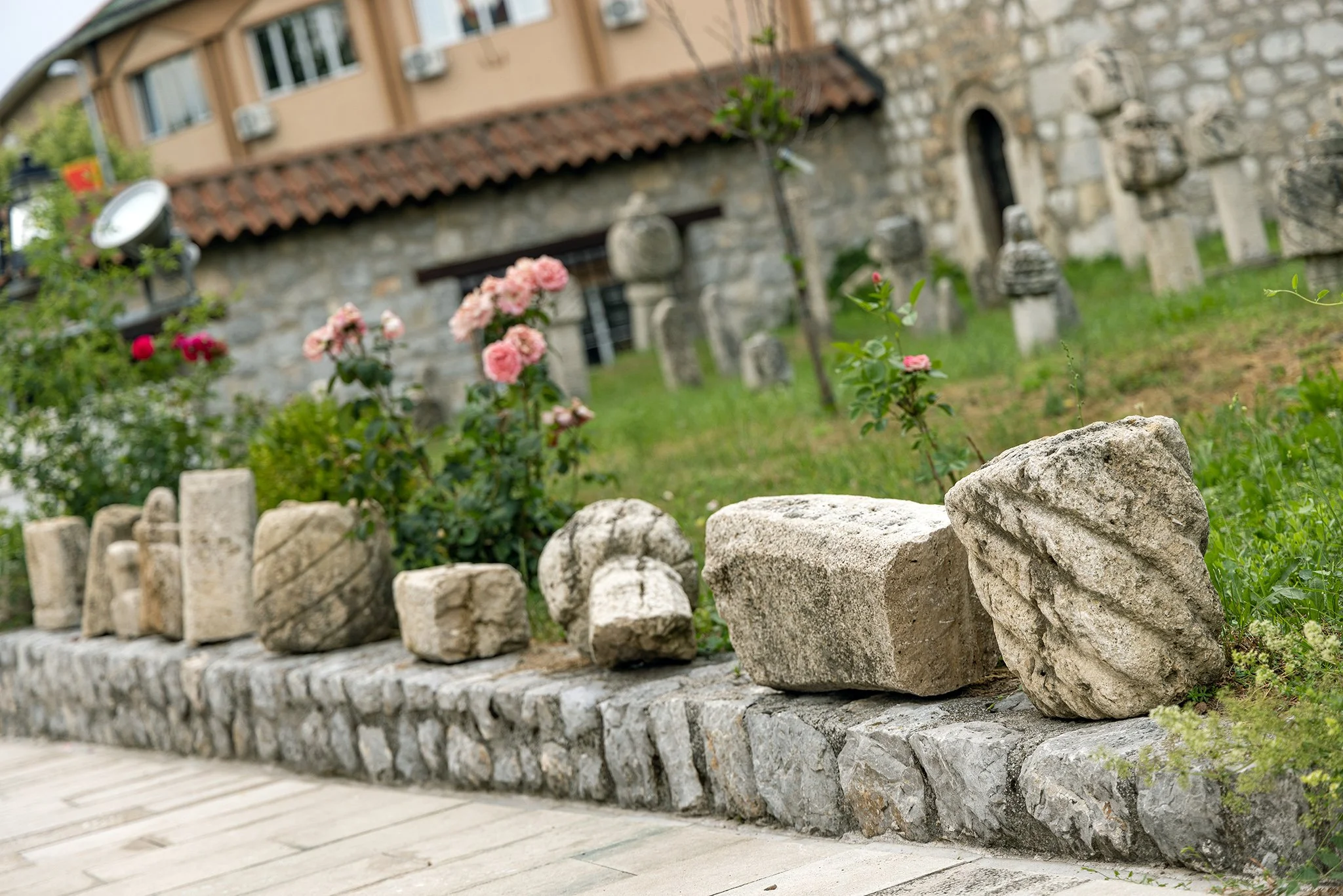 General 1 — POD NEBOM VEDRE VJERE - Islam i Evropa u iskustvu Bosne