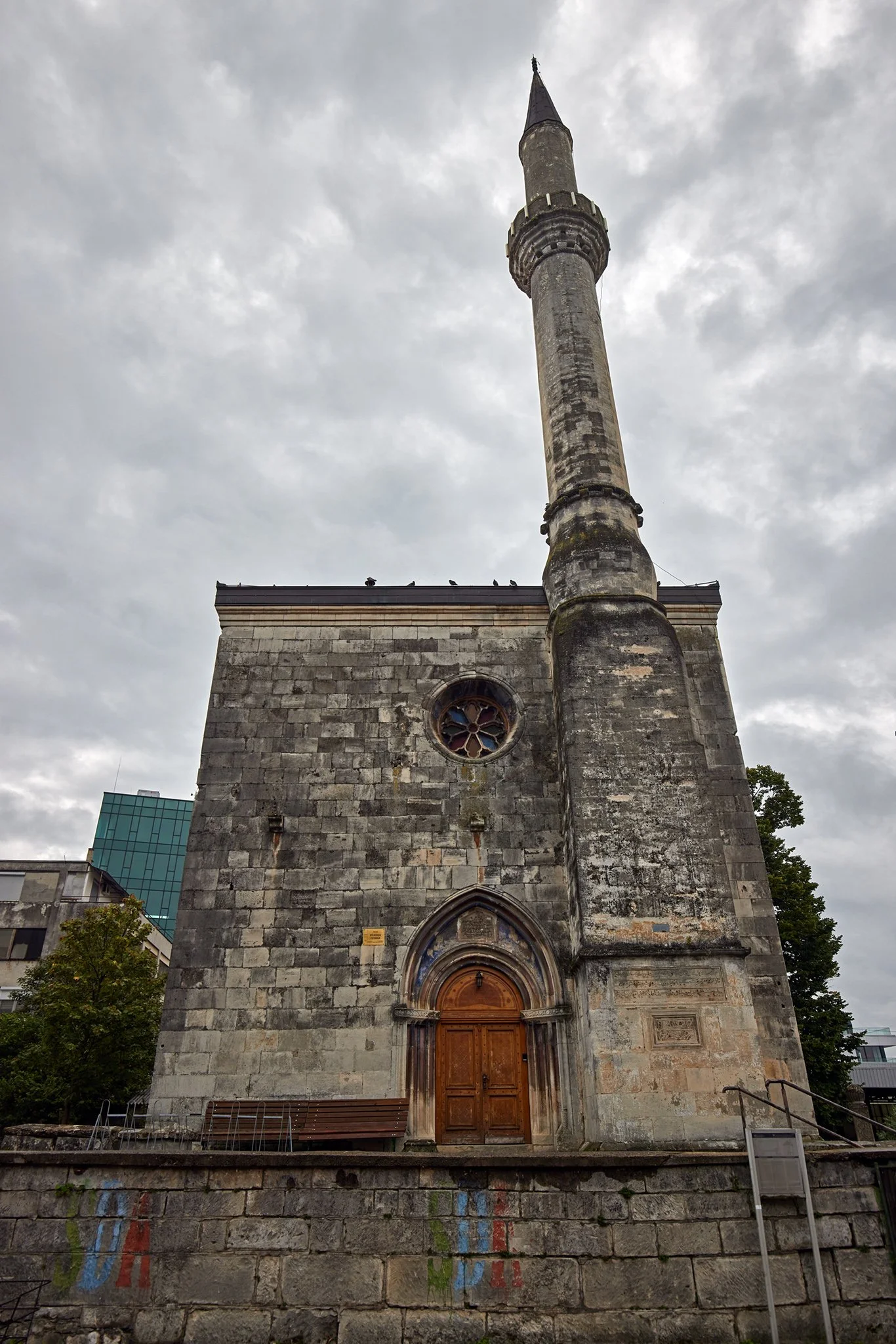 General 1 — POD NEBOM VEDRE VJERE - Islam i Evropa u iskustvu Bosne