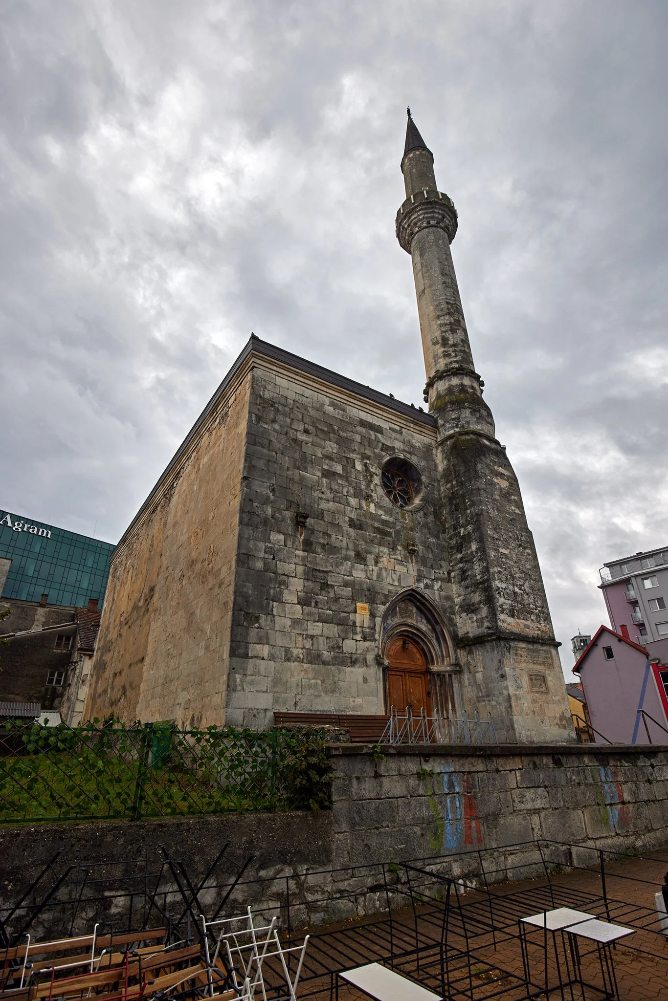 General 1 — POD NEBOM VEDRE VJERE - Islam i Evropa u iskustvu Bosne