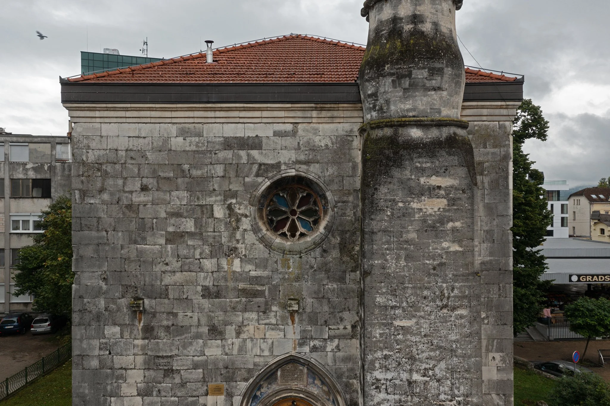 General 1 — POD NEBOM VEDRE VJERE - Islam i Evropa u iskustvu Bosne