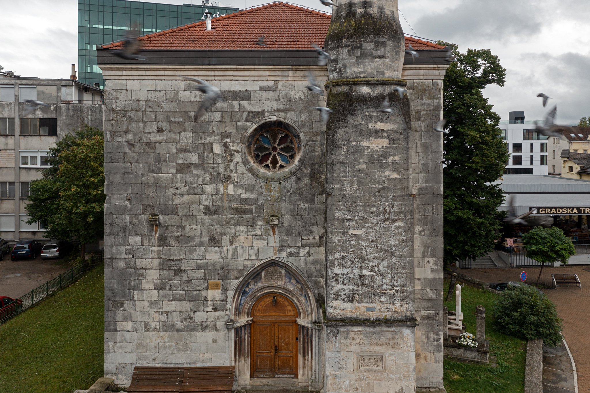 General 1 — POD NEBOM VEDRE VJERE - Islam i Evropa u iskustvu Bosne