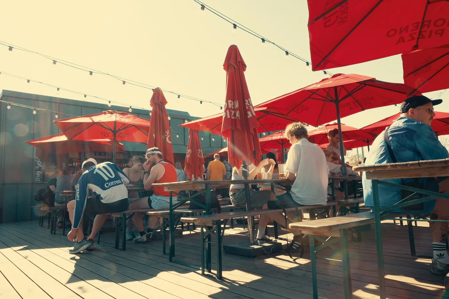 Biergarten, uteservering, öl, sol — Moreno Pizza