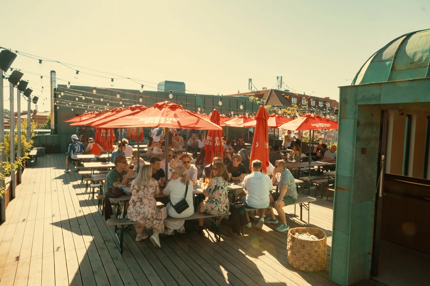 Biergarten, uteservering, öl, sol — Moreno Pizza