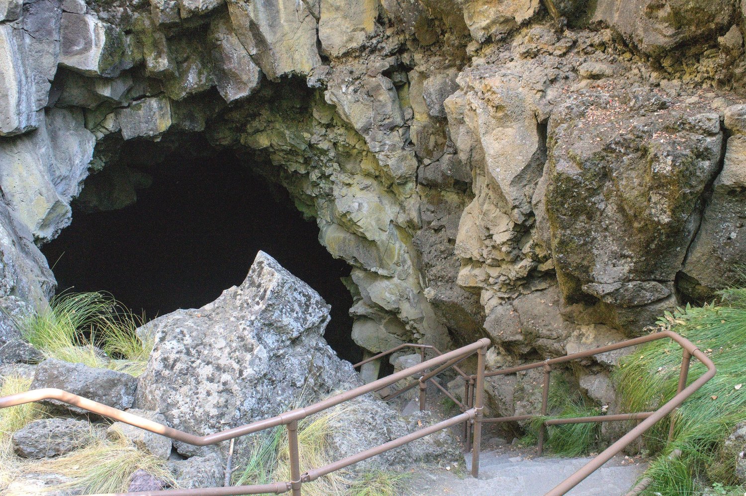 How to Visit the Lava River Cave at Newberry National Volcanic Monument ...