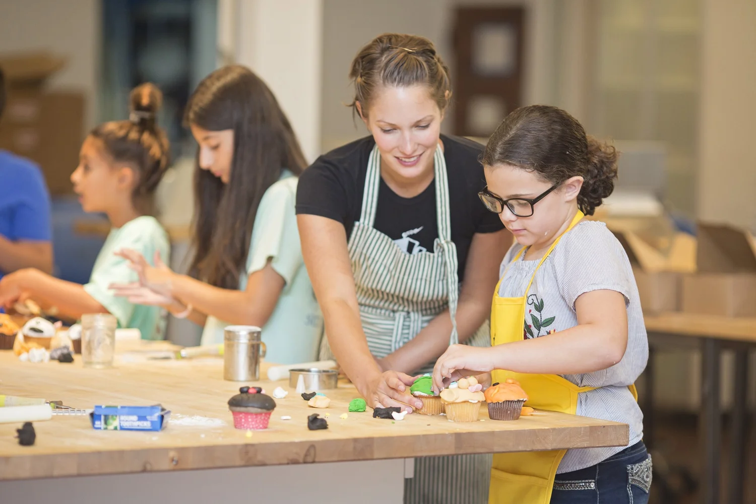 Weekly Decorating Classes — Charm City Cakes