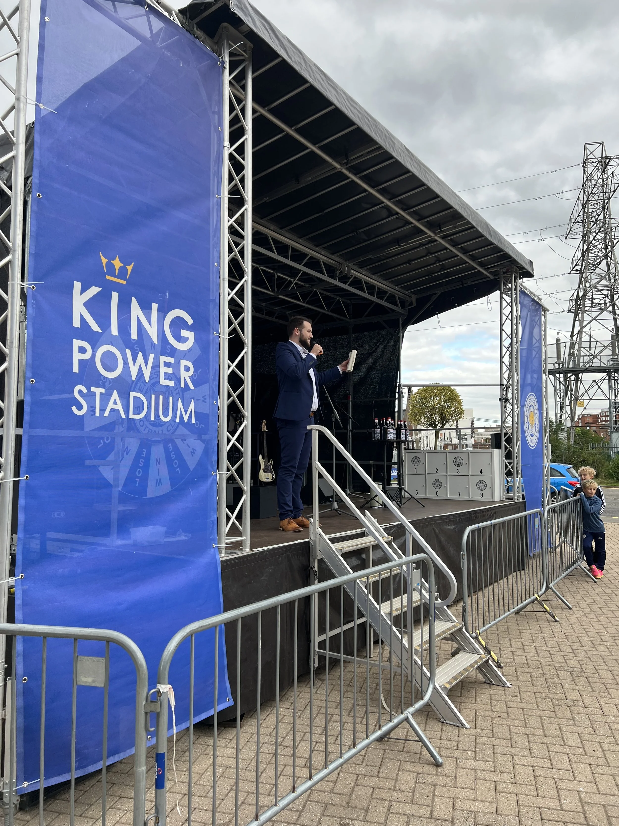 Revilo Twist Magic | Corporate Magician For Hire