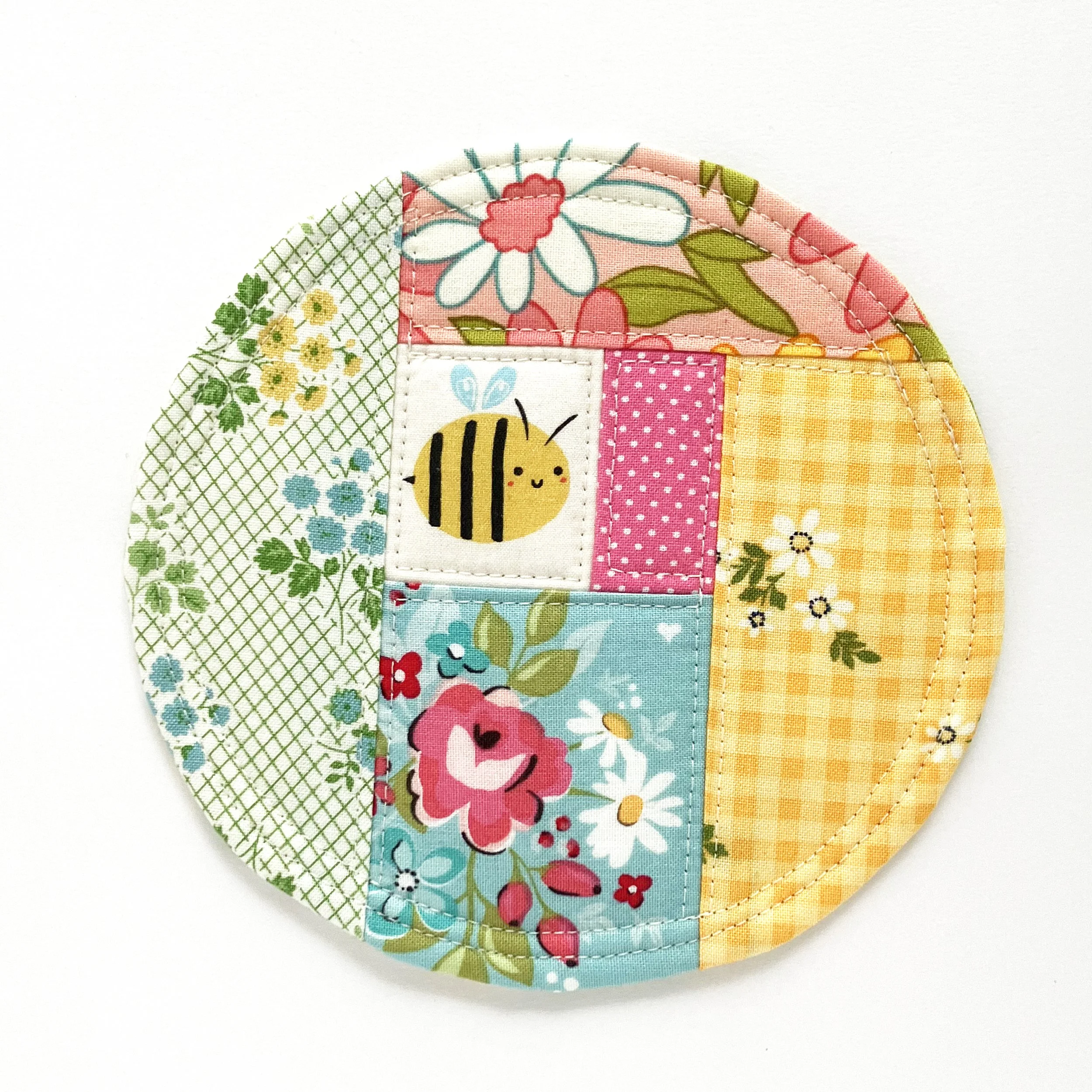 Bright and colorful bumble bee coasters. — michellepatterns.com