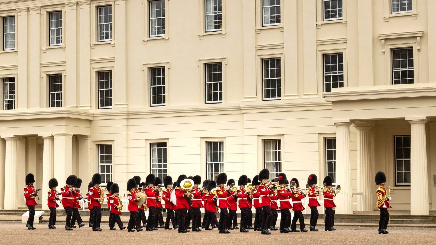 Where to Watch the Changing of the Guard in London: Buckingham Palace ...
