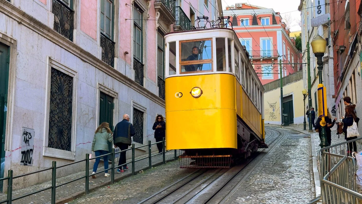 Complete Guide to Lisbon Transportation: How to Use the Metro, Trams ...