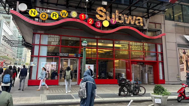 How to ride the NYC subway, tips for visitors — The Empty Nest Explorers