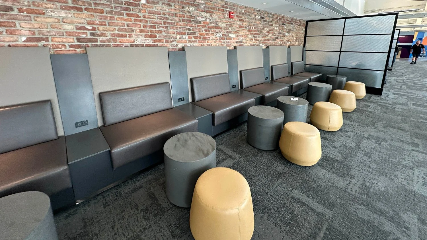 Review of the Newark United Club lounge — The Empty Nest Explorers