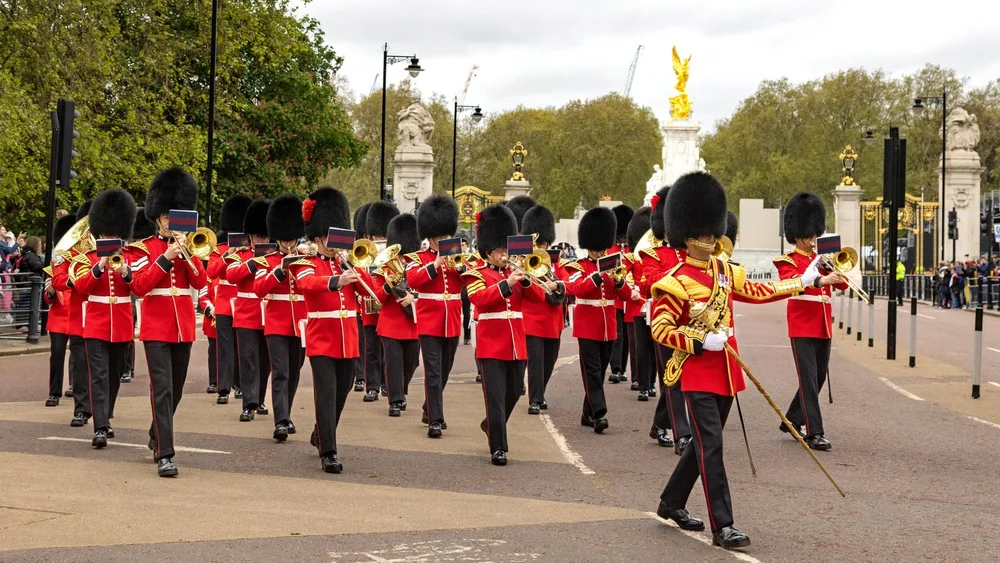 Where to Watch the Changing of the Guard in London: Buckingham Palace ...