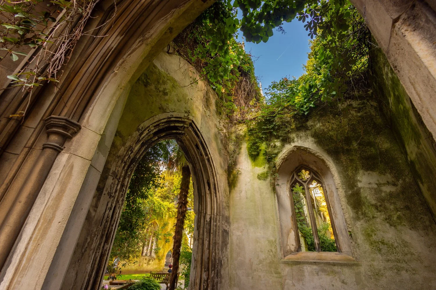 Visiting picturesque St. Dunstan-in-the-East Church Garden in London ...