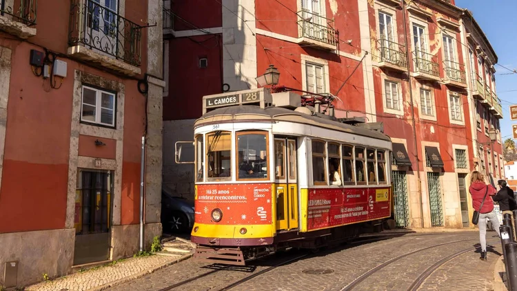 Complete Guide to Lisbon Transportation: How to Use the Metro, Trams ...