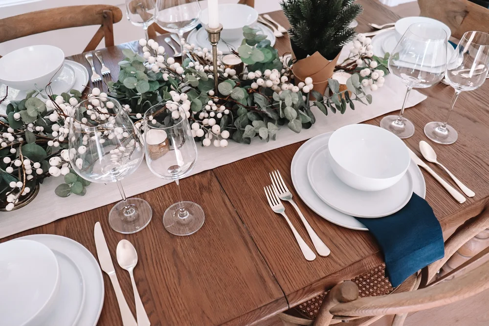 a simple, neutral holiday table setting — cerriously