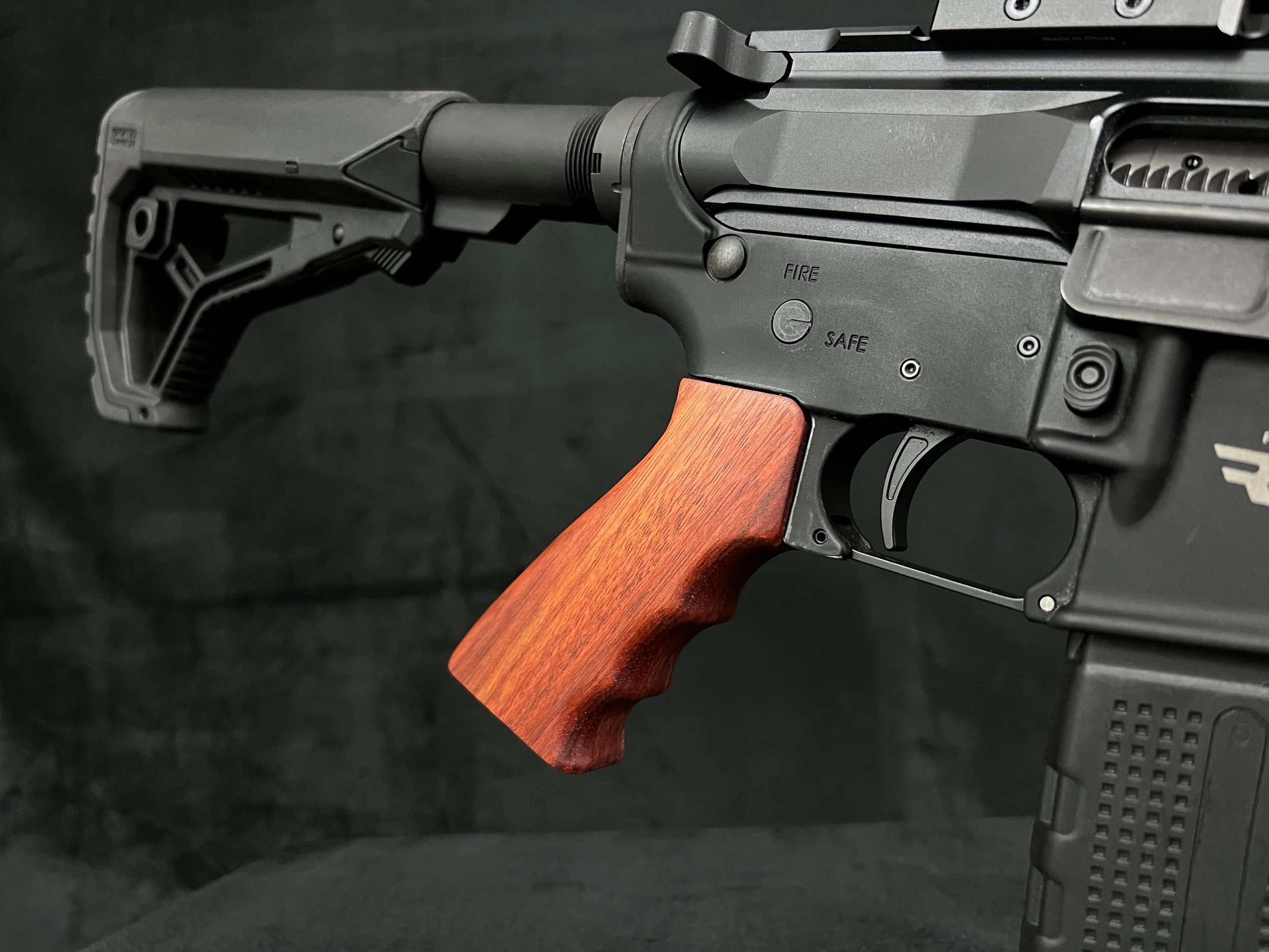 Walnut AR15 Pistol Grip with Finger Grooves — RAILWOODS M-Lok Rail ...