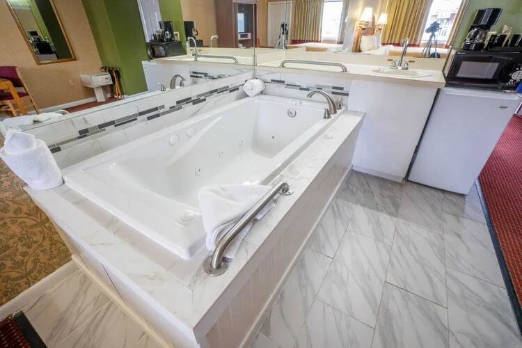 Whirlpool Room — Admiralty Inn & Suites