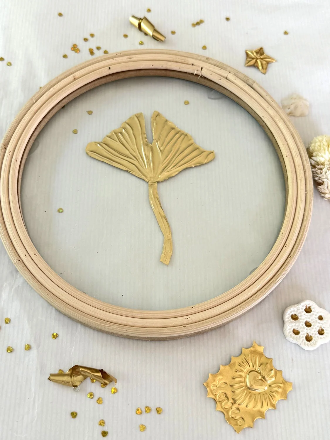 Un tuto pour réaliser un cadre décoratif avec une feuille de ginkgo en ...