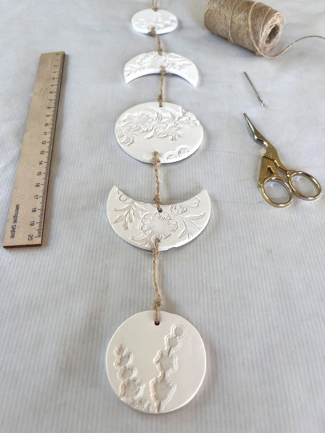 DIY : Une suspension en argile empreintes de fleurs — Mila Luce