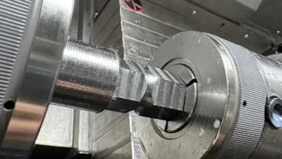 How to use a double-spindle lathe for polygonal butt jointing?