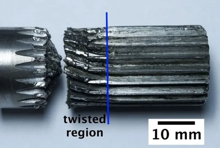 Comparison of Helical Splines and Straight Splines