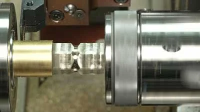 How to use a double-spindle lathe for polygonal butt jointing?