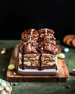 No-bake Easter hot cross bun butternut snap cheesecake fridge cake ...