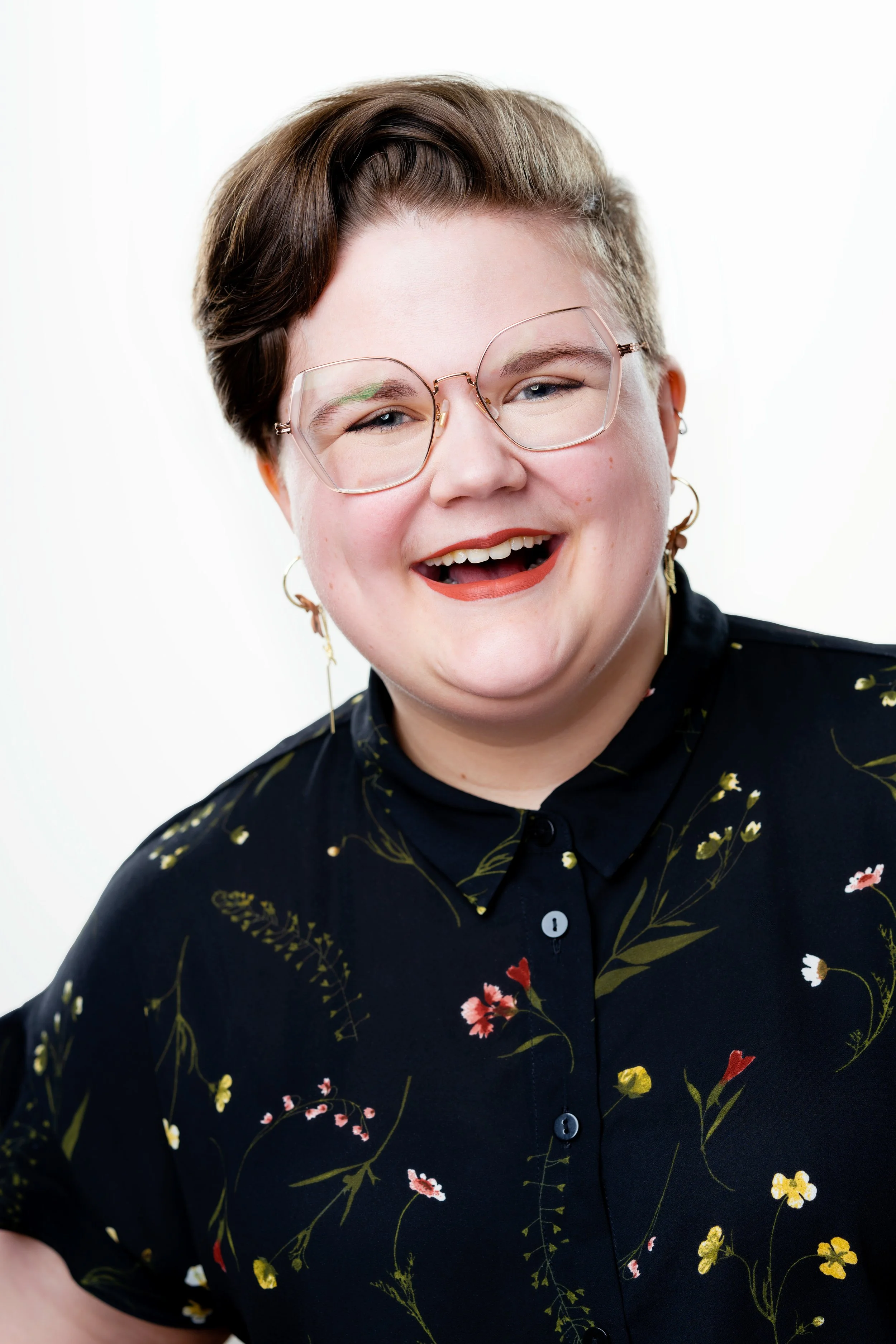 Contact — Cassie Holmes