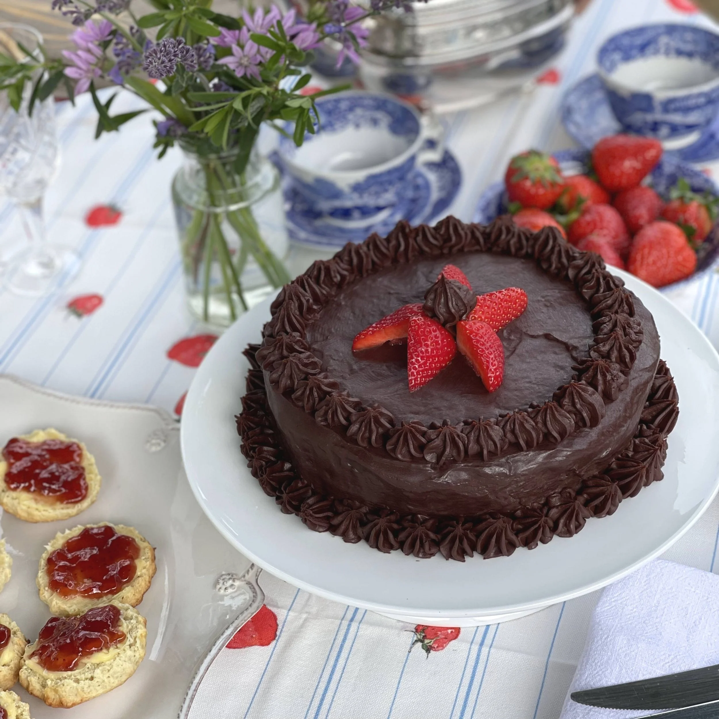 How to make Her Majesty The Queen’s favourite Birthday Cake! — Ask Charlie