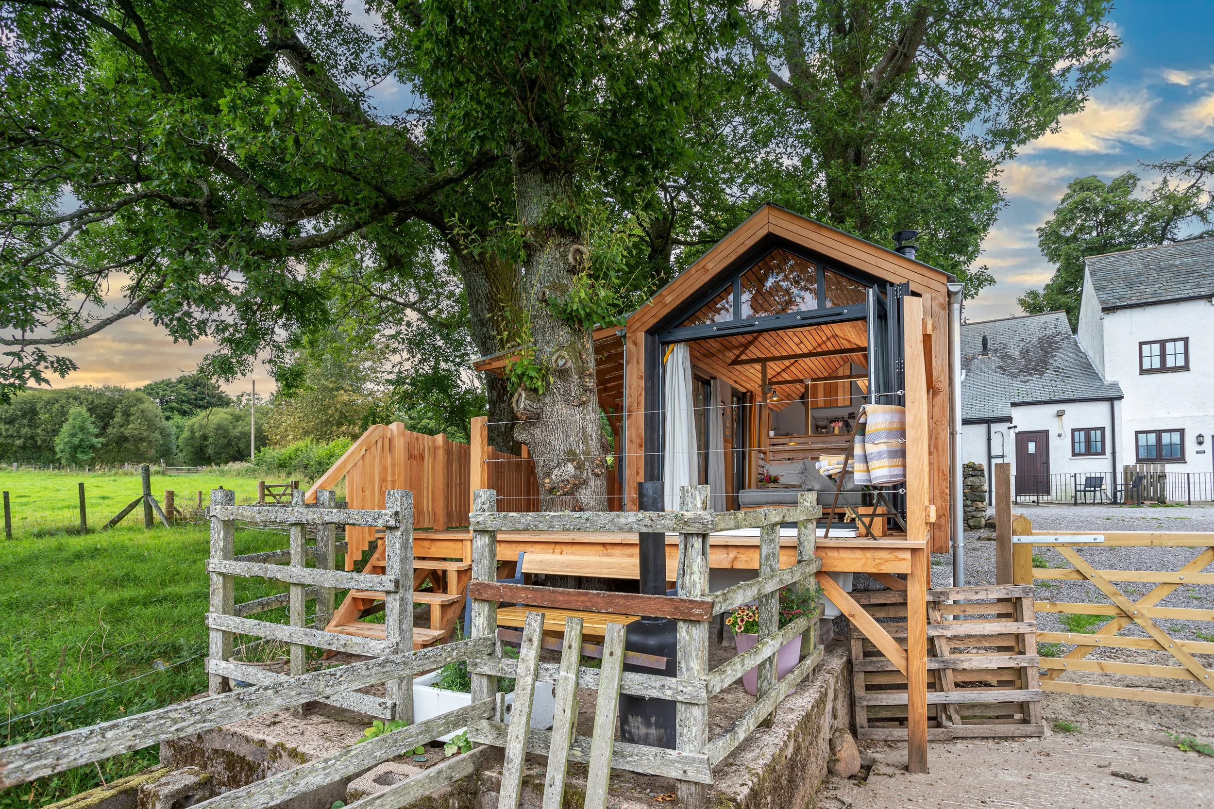 HELVELLYN HUT — RUSTIC