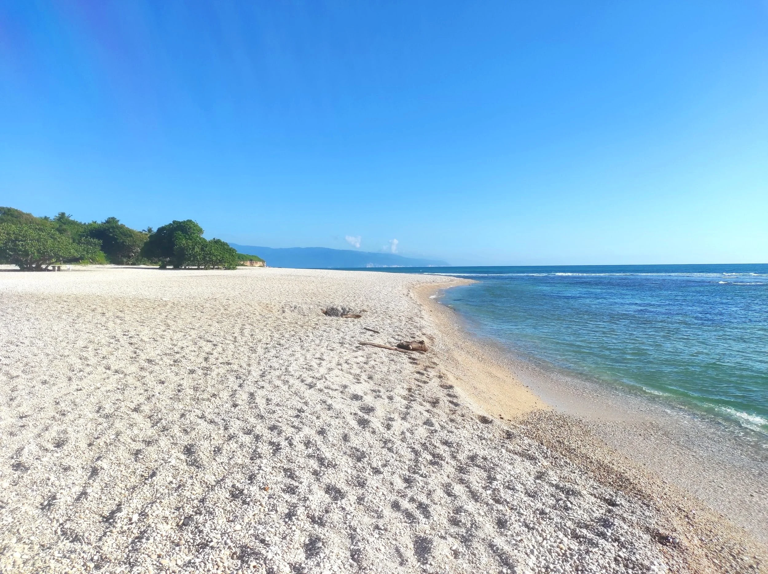 Playa El Quemaito: A Favorite Local Beach in the South — Cliff and Cove
