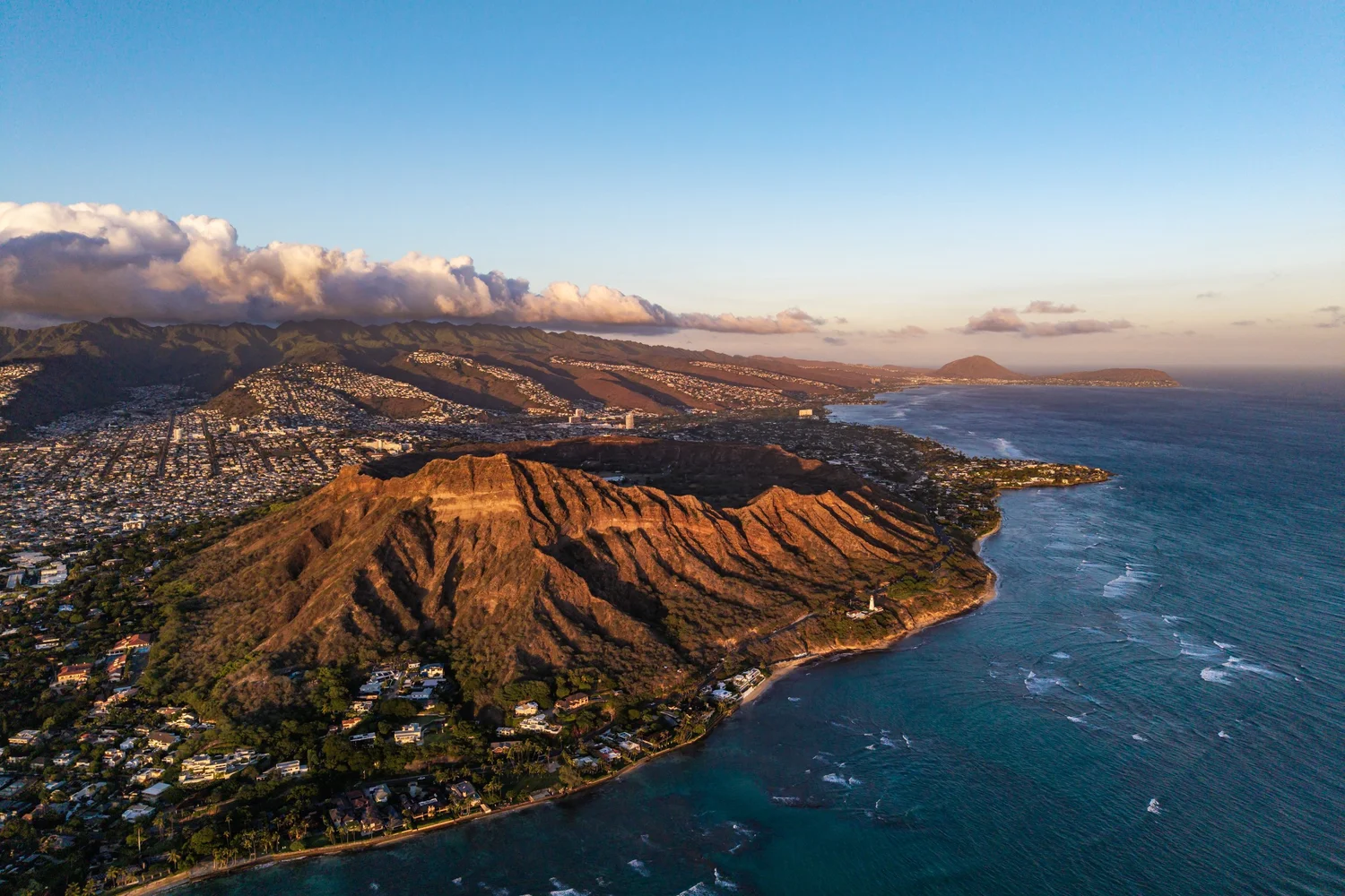Hiking the Diamond Head Trail (Lēʻahi) in Waikīkī on Oʻahu, Hawaiʻi ...